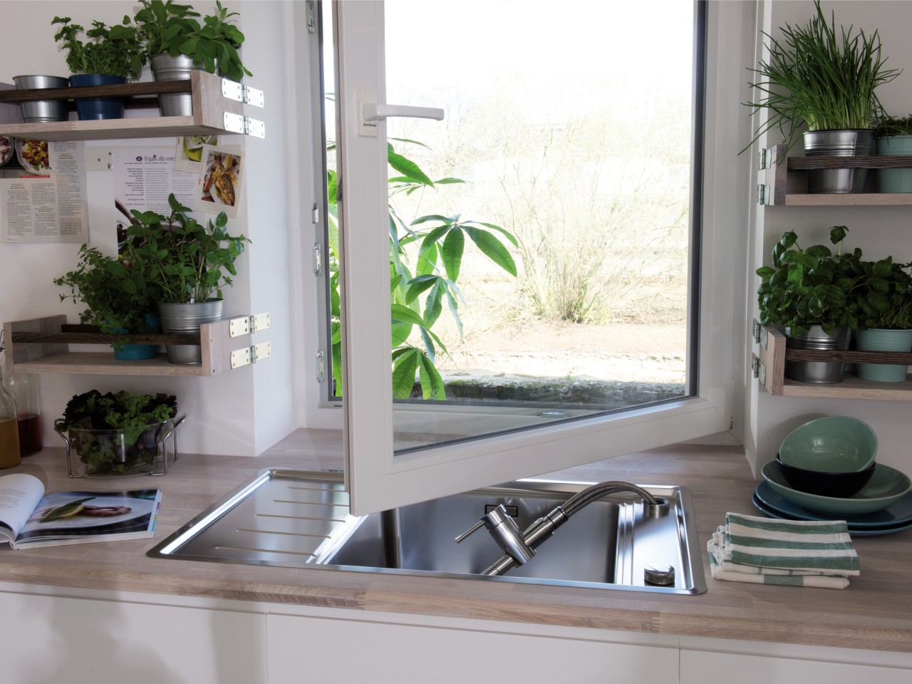 Window-Facing Mixer Tap for Kitchen Sinks with a View | BLANCO